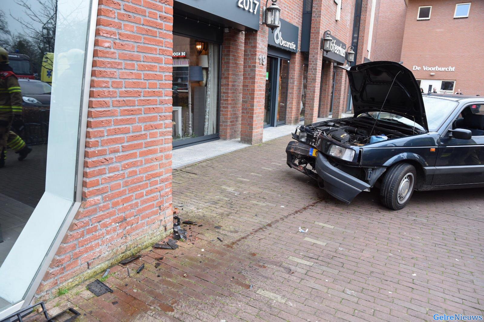 Oude man(94) ramt gevel winkel in centrum Zevenaar - GelreNieuws