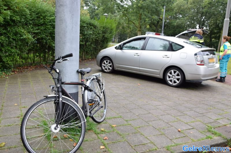 Fietser rijdt aan verkeerde kant van de weg en wordt aangereden ...