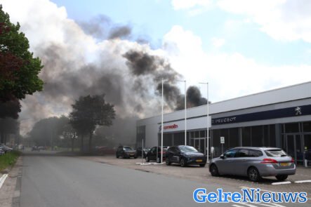 Zeer grote brand in autogarage: Grote rookwolken te zien - GelreNieuws
