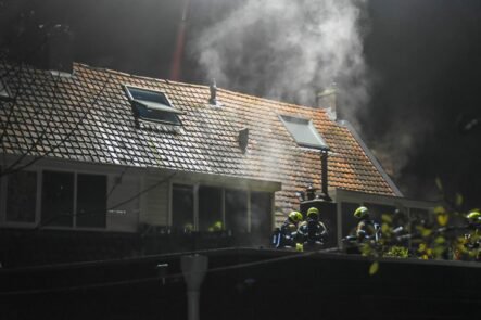 Veel rook bij brand in dak van woning Oosterbeek - GelreNieuws
