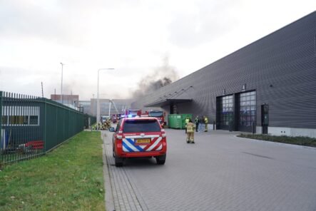 Veel zwarte rook bij uitslaande brand in bedrijfsgebouw - GelreNieuws