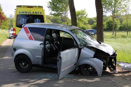 Brommobiel botst op boom, inzittenden gewond naar ziekenhuis - GelreNieuws