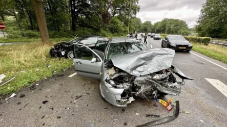 Gewonde bij frontale botsing tussen auto’s - GelreNieuws