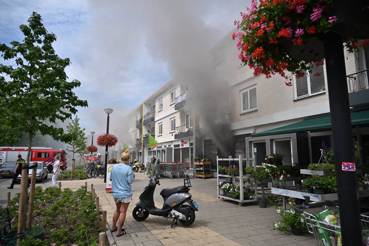 UPDATE: Grote brand supermarkt in Arnhem, 18 woningen ontruimd ...