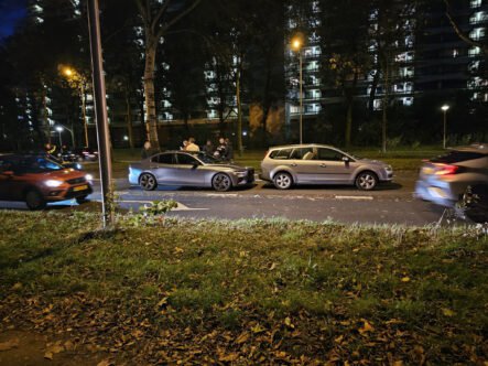 Kop-staart botsing tussen vier voertuigen in Ede - GelreNieuws