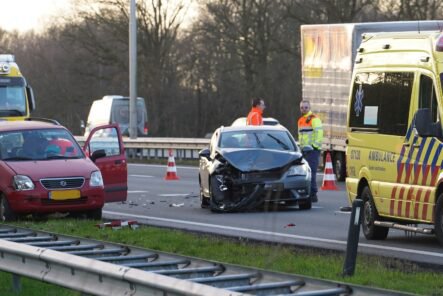 Vrouw met spoed naar ziekenhuis na aanrijding op snelweg - GelreNieuws