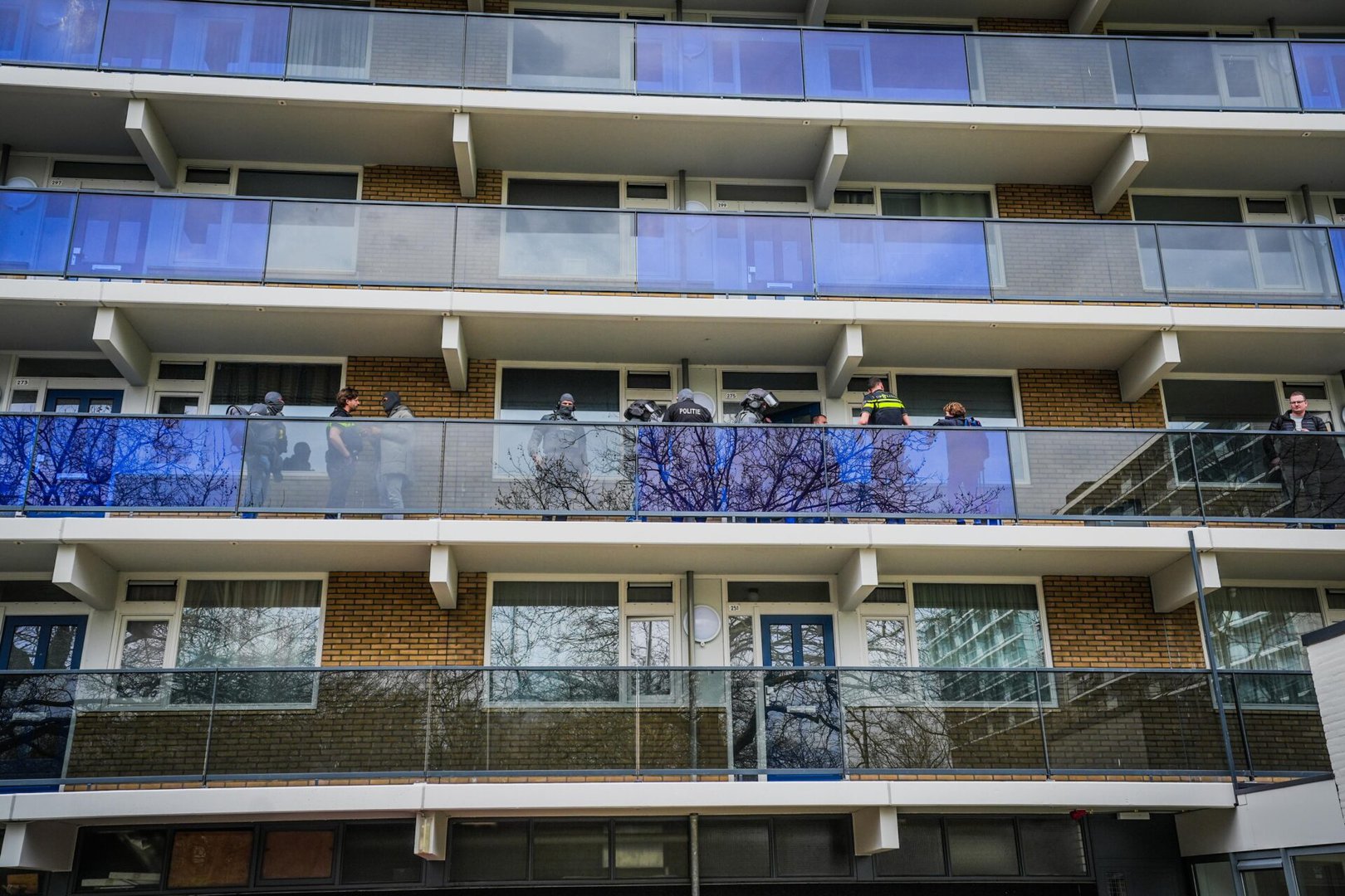 DSI doet inval in flatwoning in Arnhem-Zuid - GelreNieuws