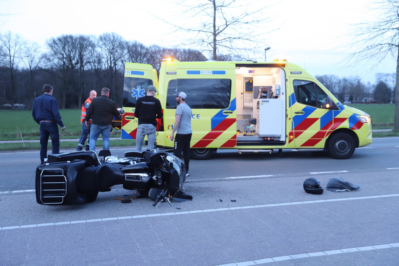 Twee gewonden en veel schade na ongeval tussen motor en brommobiel - GelreNieuws