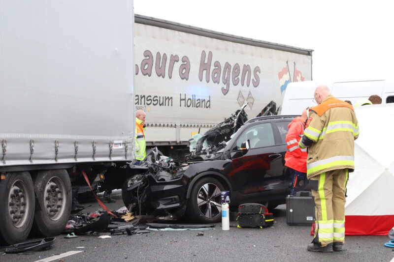 Update: Automobilist overleden na botsing met vrachtwagen - GelreNieuws