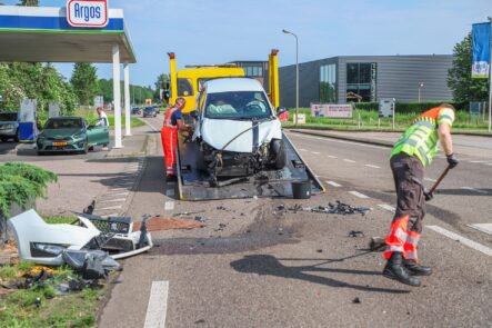 Veel schade na botsing tussen auto en bestelbus - GelreNieuws