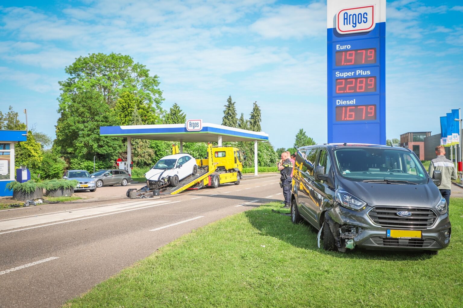 Veel schade na botsing tussen auto en bestelbus - GelreNieuws
