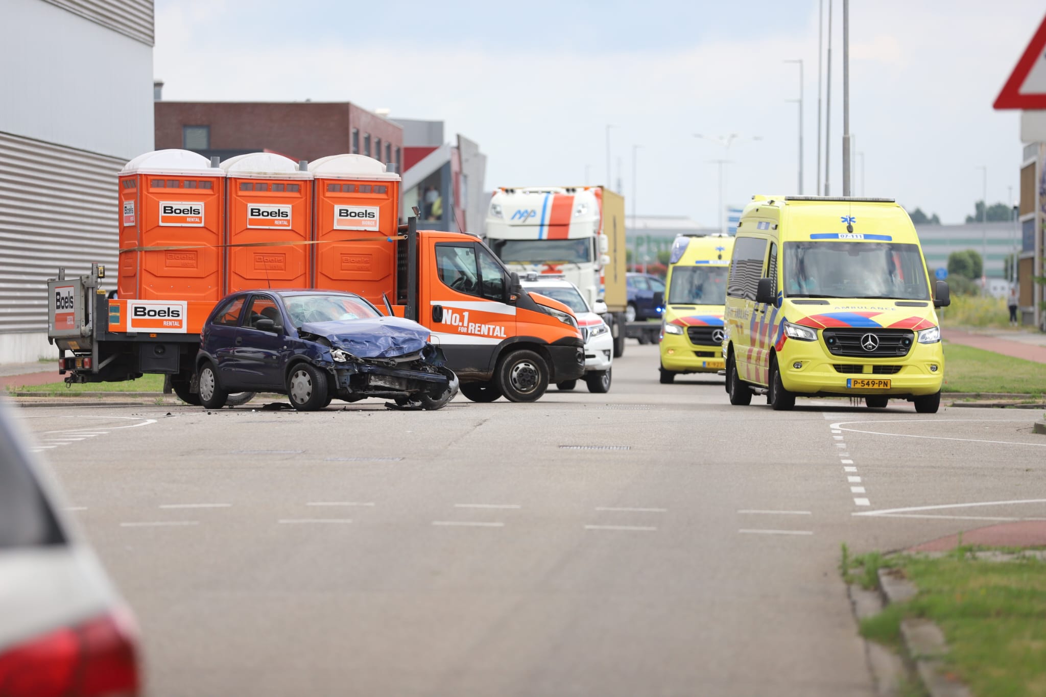 Veel schade na ongeval tussen twee auto’s - GelreNieuws