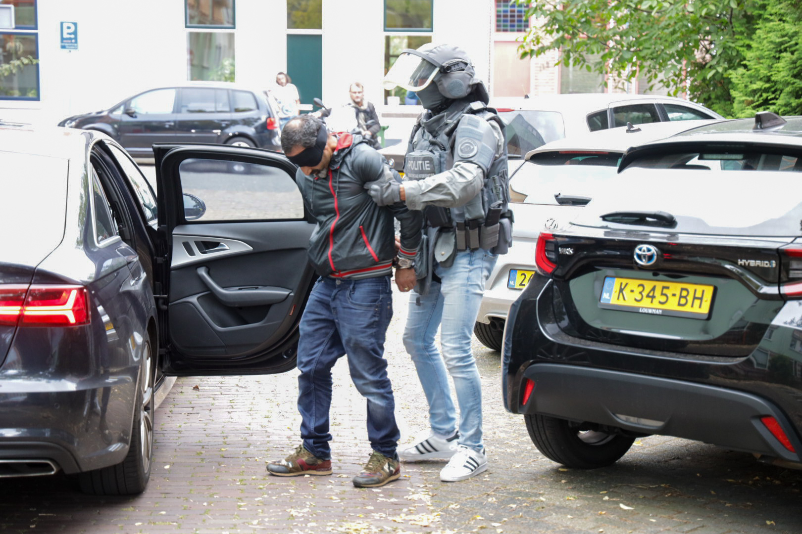 DSI doet inval woning in Arnhem, man aangehouden - GelreNieuws