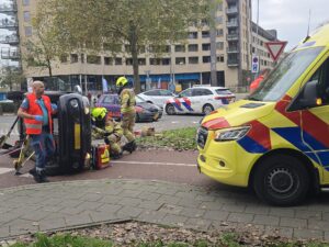 Persoon bekneld na botsing op gevaarlijk kruispunt in Wageningen - GelreNieuws