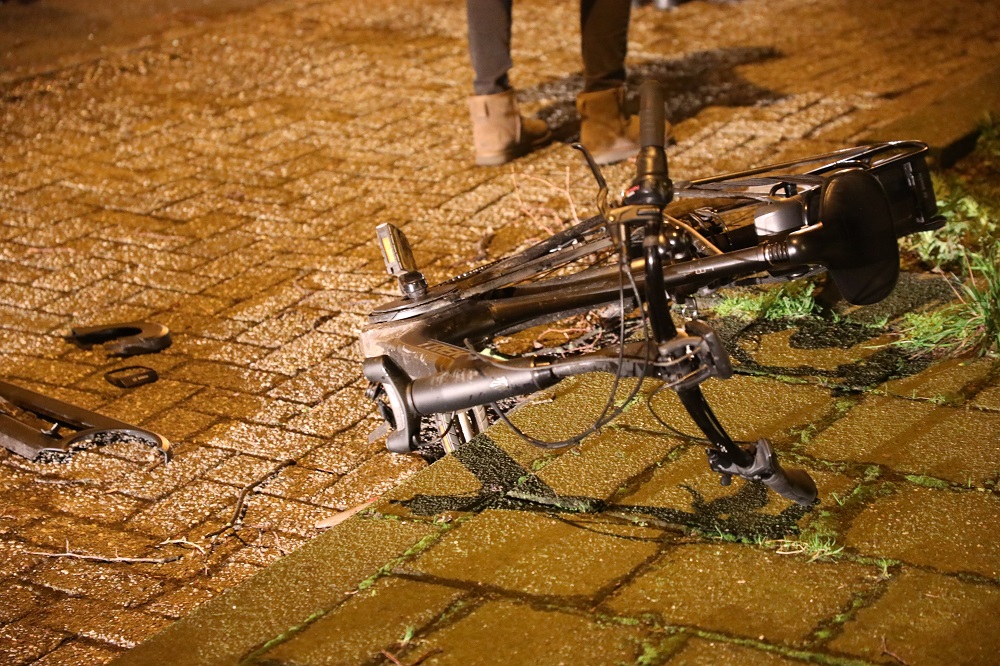 Voorwiel van fiets breekt af na botsing met auto - GelreNieuws