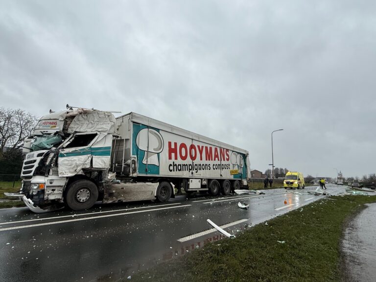 Ravage na frontale aanrijding tussen twee vrachtwagens - GelreNieuws