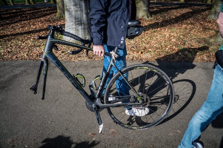 Wielrenner valt hard op fietspad en raakt gewond - GelreNieuws