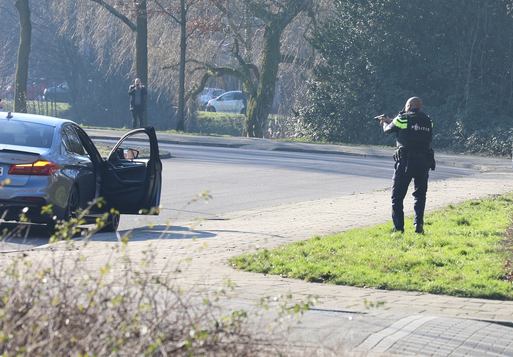 Agenten met getrokken wapens bij auto, inzittenden blijken onschuldig ...