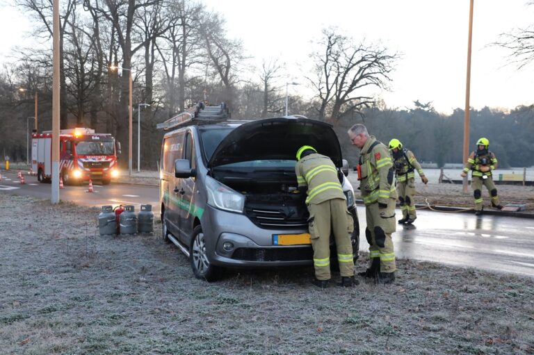 Dakdekker brengt gasflessen in veiligheid na brand in bestelbus ...