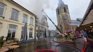 Grote uitslaande brand in het centrum, panden en markt ontruimd - GelreNieuws