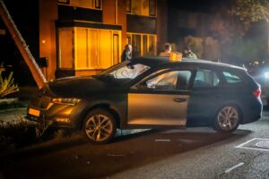 Auto botst tegen boom in Arnhem, bestuurder mogelijk onder invloed - GelreNieuws