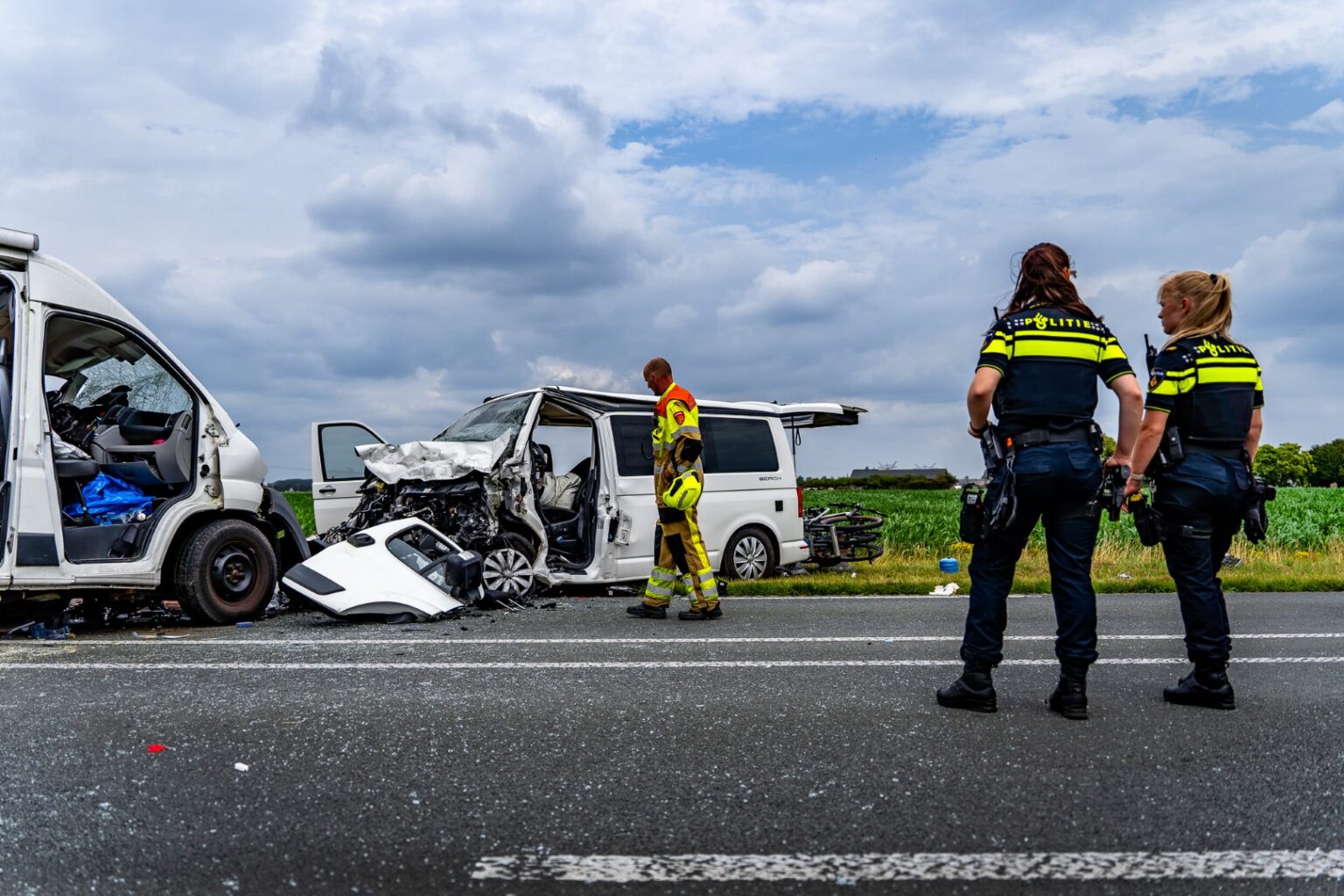 UPDATE: Frontale aanrijding tussen bestelbus en camper op N322 - GelreNieuws