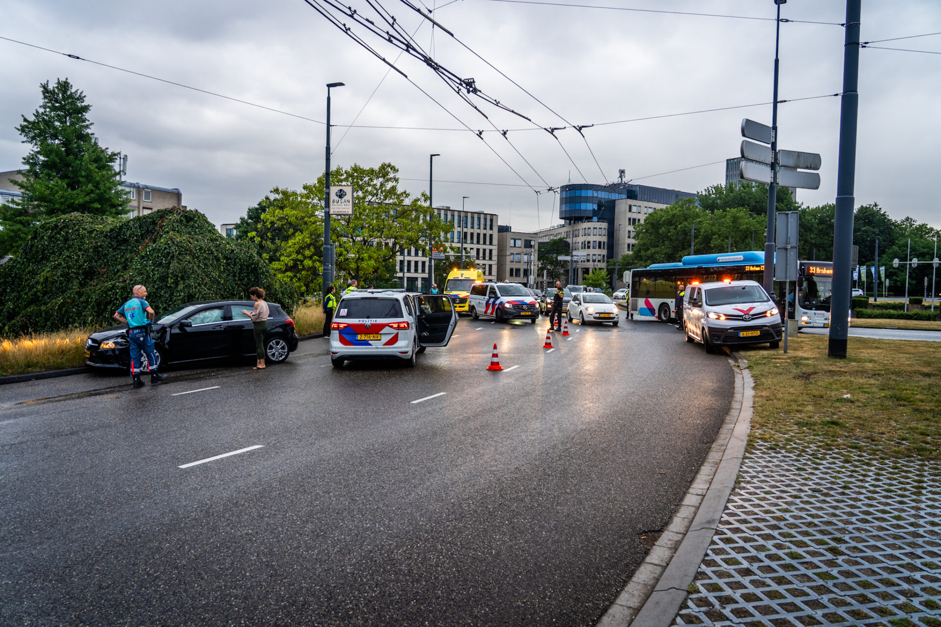 Veel schade na botsing tussen auto en lijnbus in Arnhem - GelreNieuws