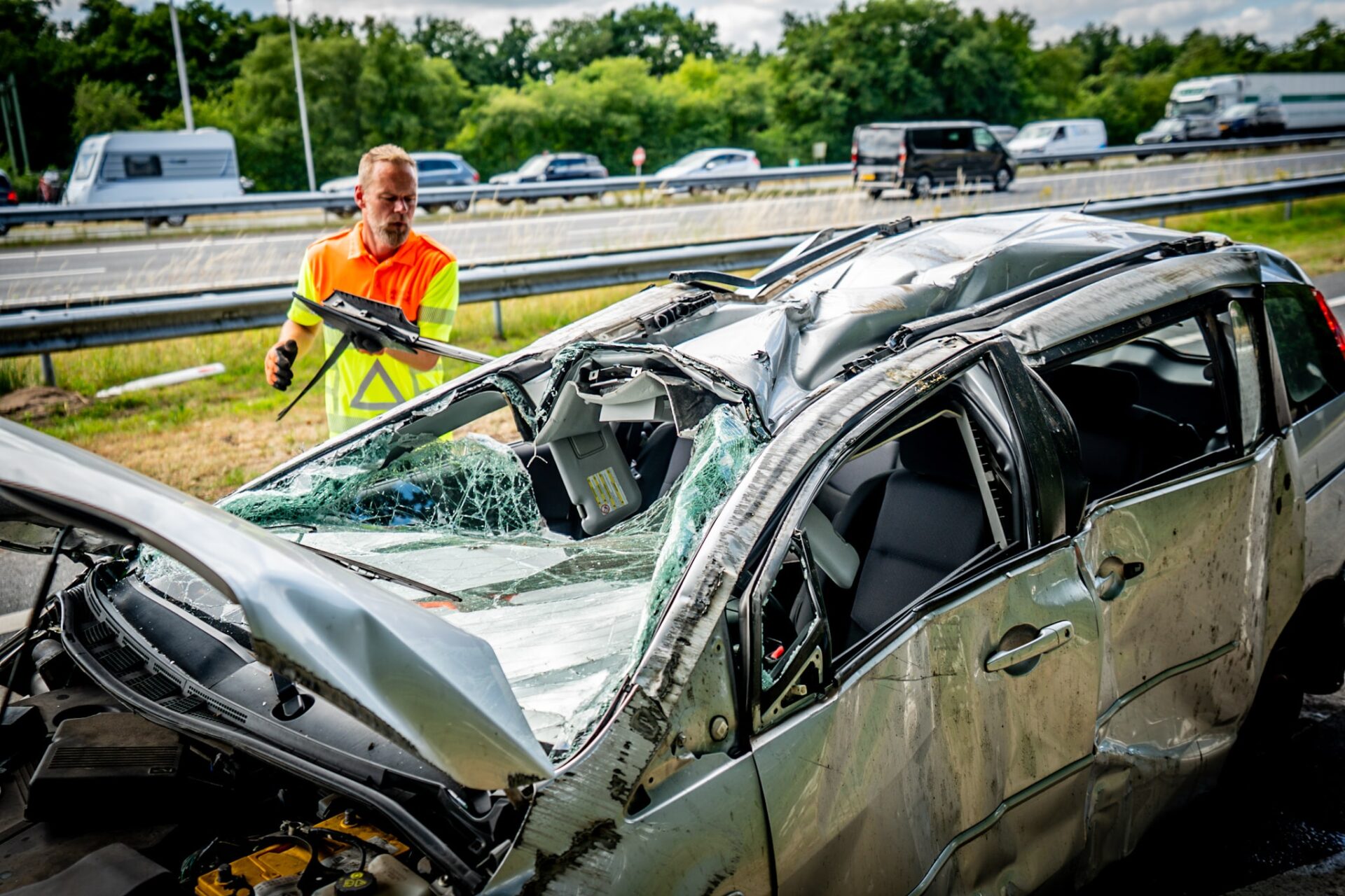 Auto zwaar beschadigd bij ongeluk op snelweg, bestuurder naar ziekenhuis - GelreNieuws