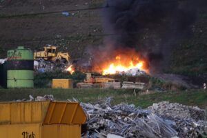 Afvalbrand bij afvalverwerker zorgt voor veel rook - GelreNieuws