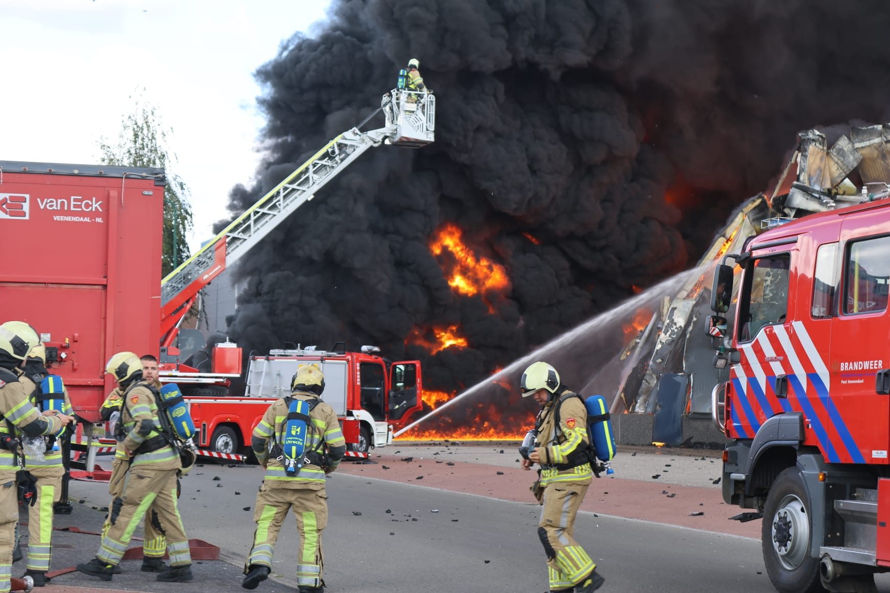 Zeer grote brand met explosies bij cacaofabriek - Oozo.nl