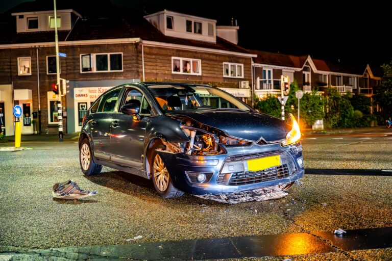 Auto botst tegen zijkant politieauto - GelreNieuws