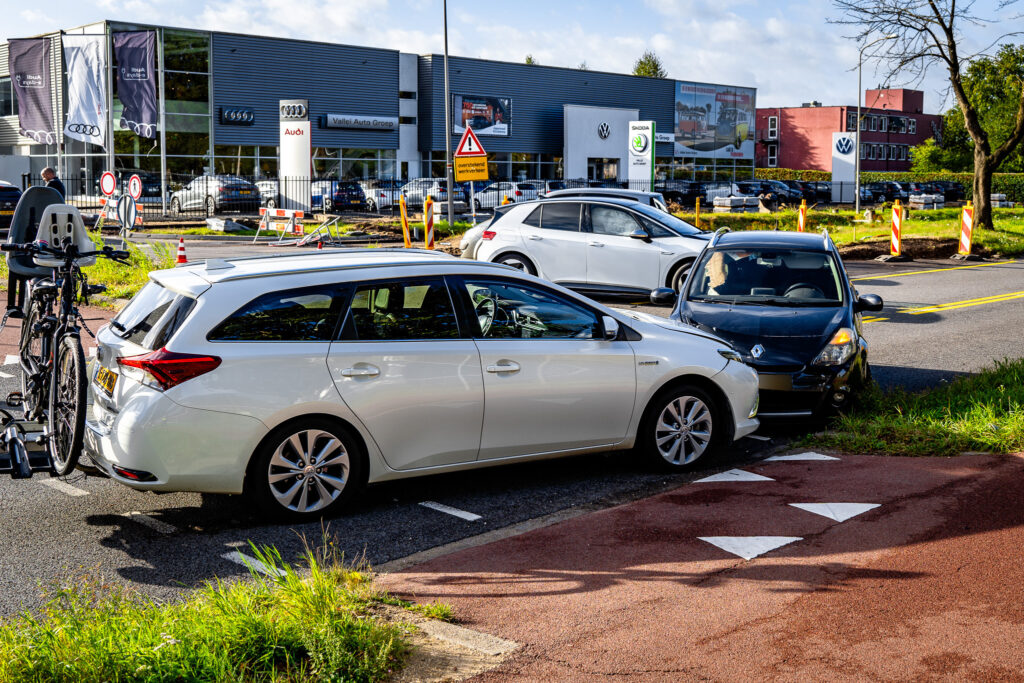 Frontale botsing tussen drie auto’s zorgt voor verkeerschaos - GelreNieuws