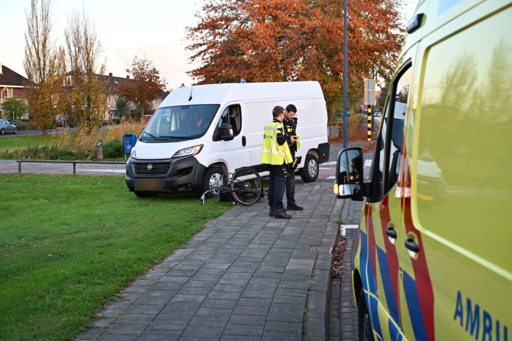 Jonge fietsster komt met schrik vrij na aanrijding met auto - GelreNieuws
