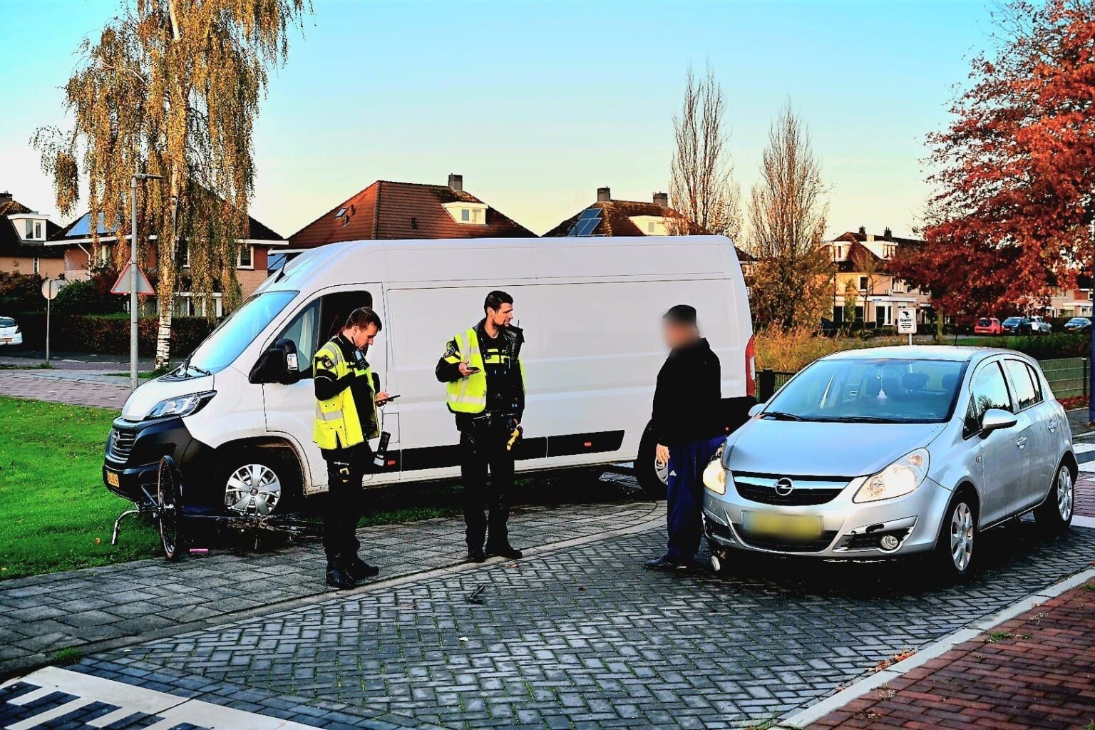 Jonge fietsster komt met schrik vrij na aanrijding met auto - GelreNieuws
