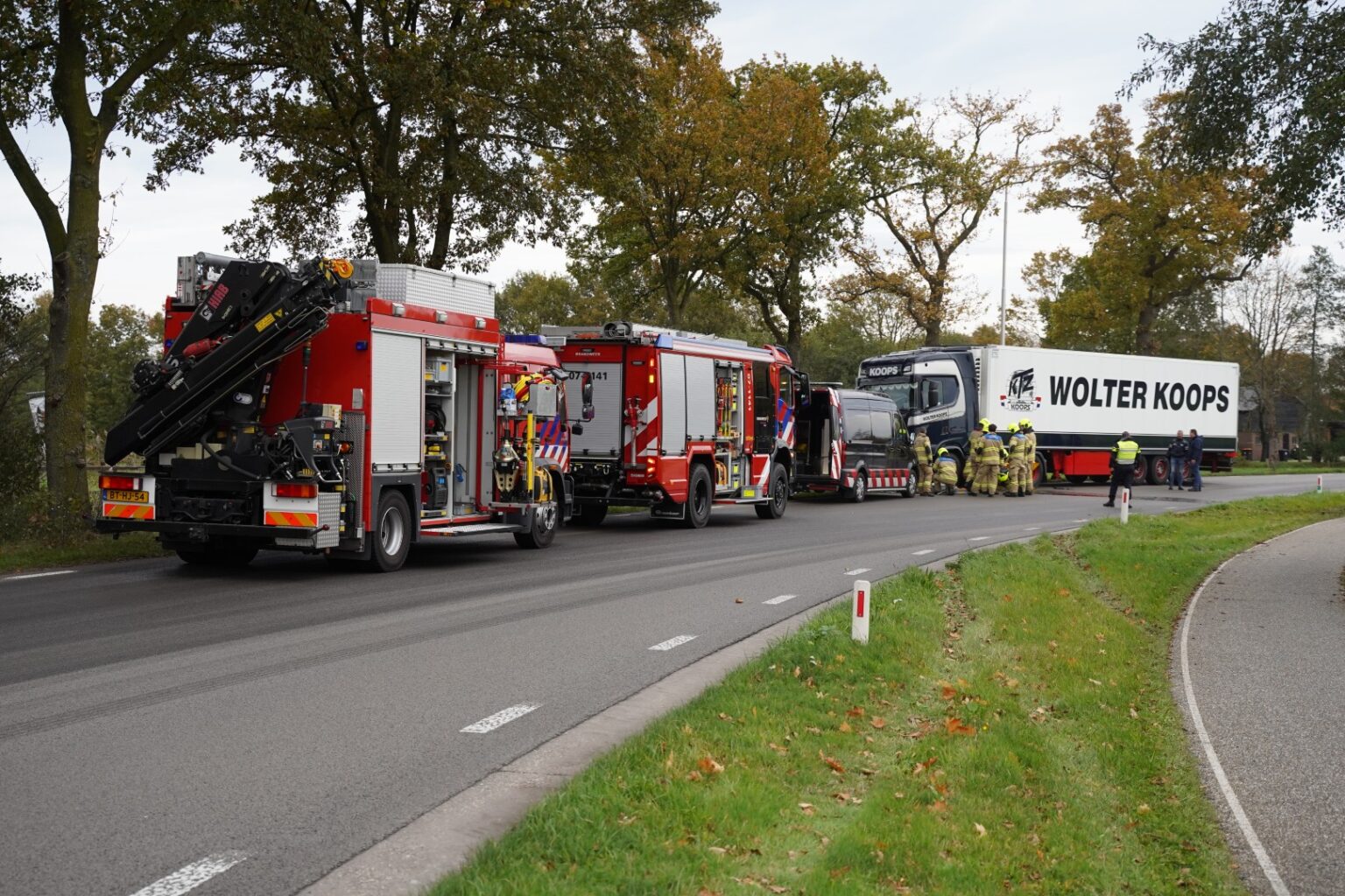 Veel diesel op N301 door botsing tussen vrachtwagen en auto - GelreNieuws