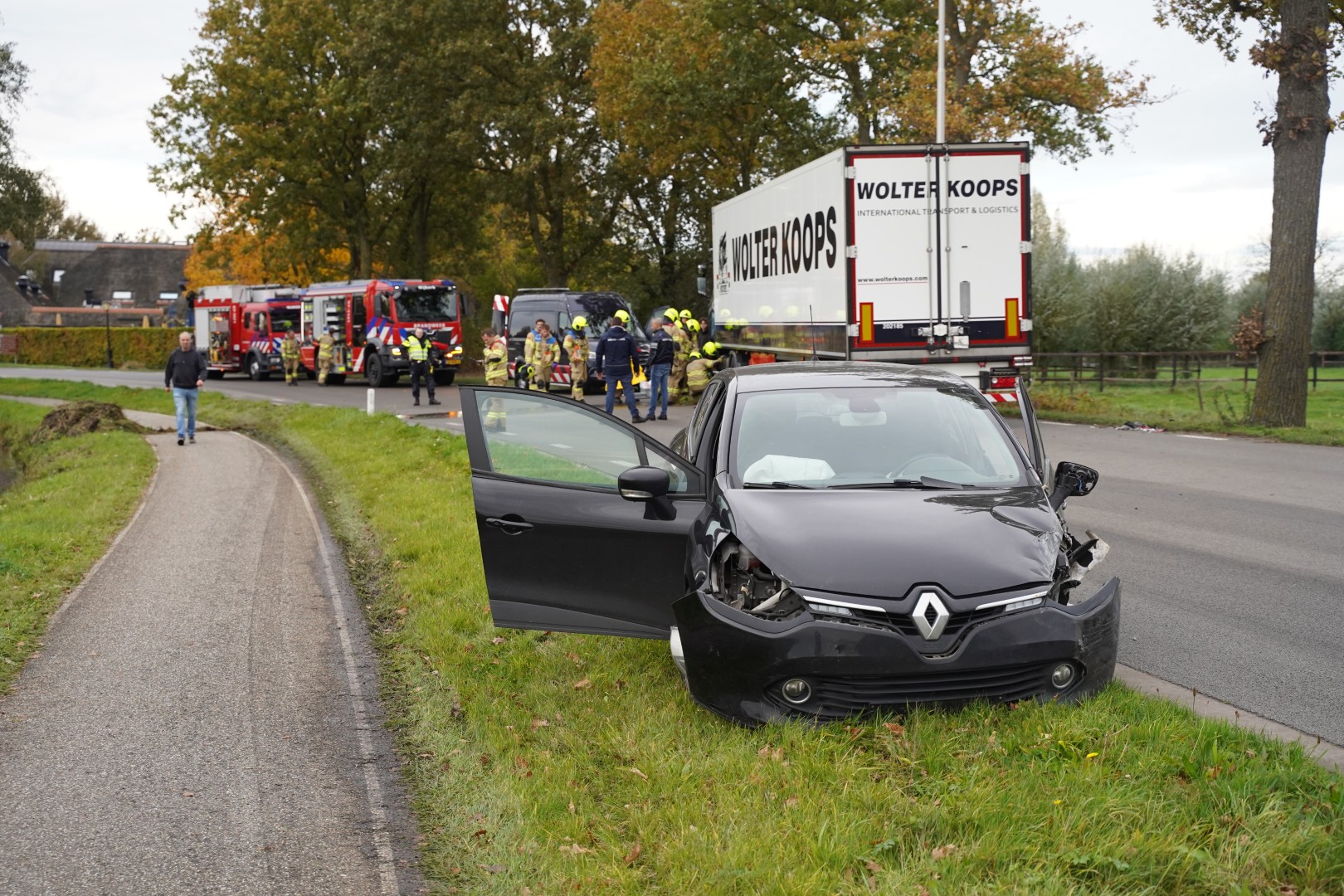 Veel diesel op N301 door botsing tussen vrachtwagen en auto - GelreNieuws