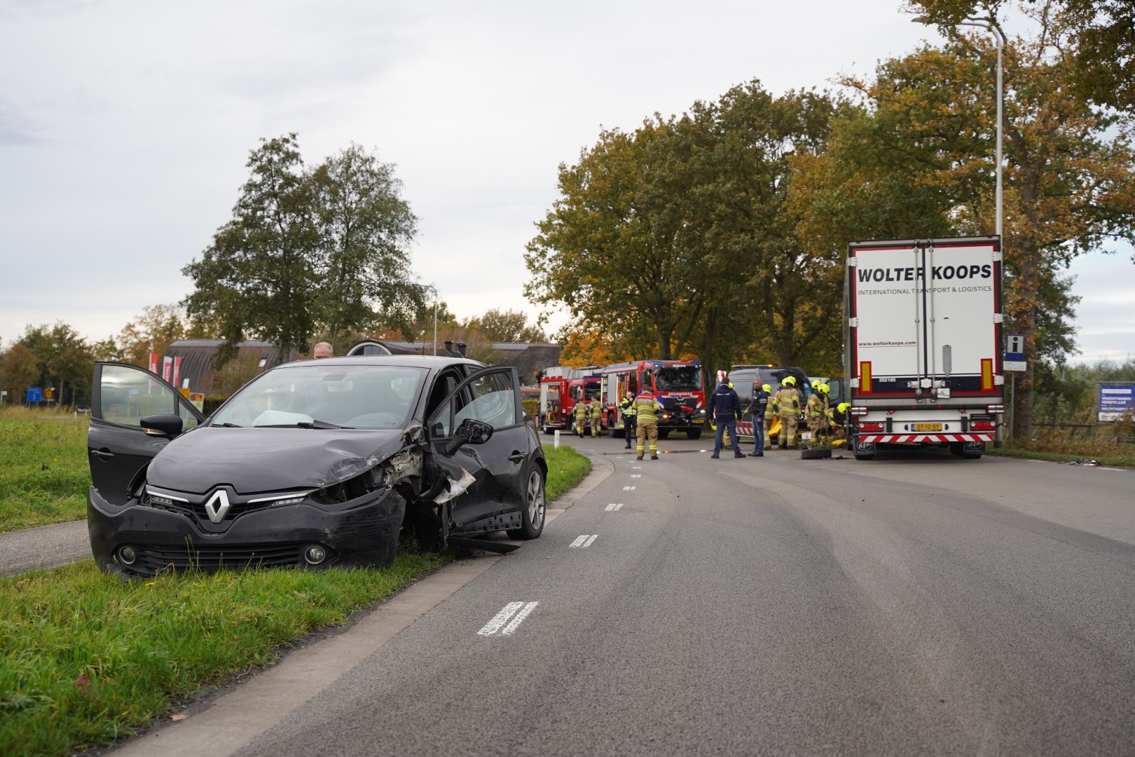 Veel diesel op N301 door botsing tussen vrachtwagen en auto - GelreNieuws