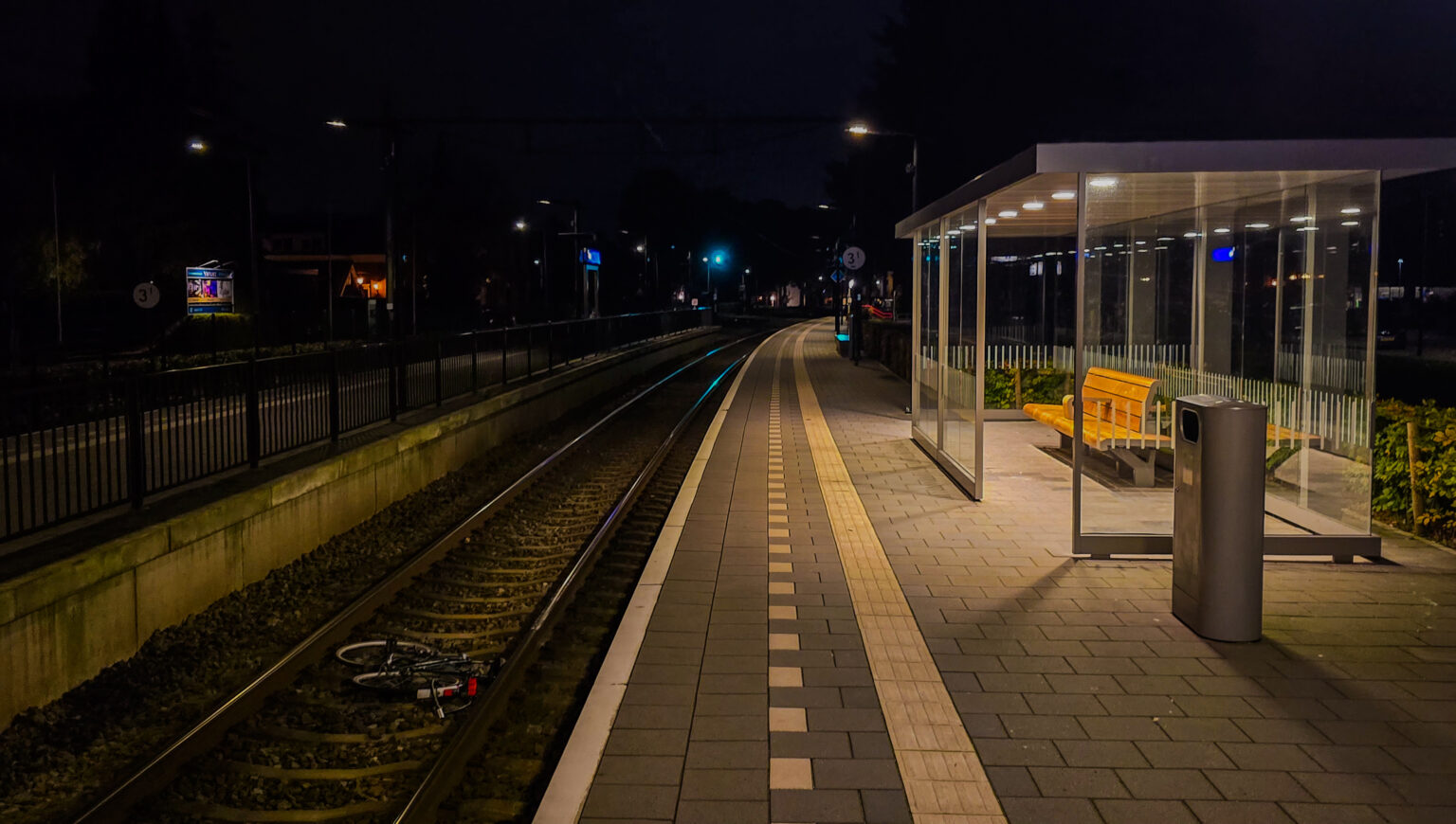 Trein rijdt over fiets op spoor, treinverkeer tijdelijk stilgelegd ...