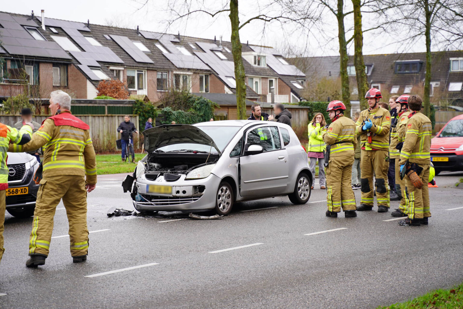 Twee auto’s zwaar beschadigd na botsing op kruising - GelreNieuws
