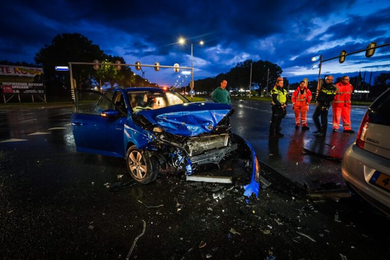 Veel schade na ongeval op kruising in Arnhem