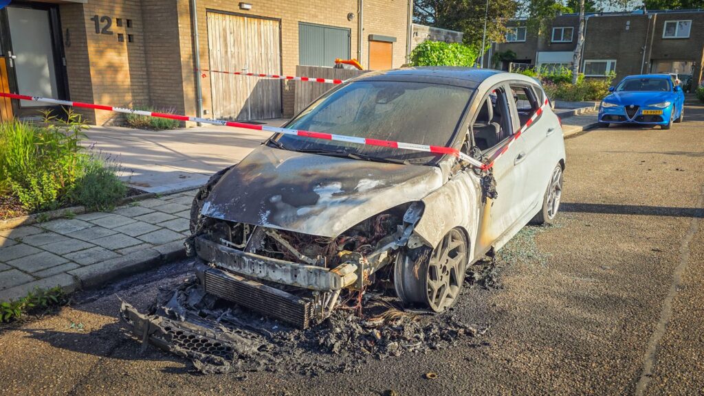 Auto uitgebrand, dader vlucht met bivakmuts op - GelreNieuws