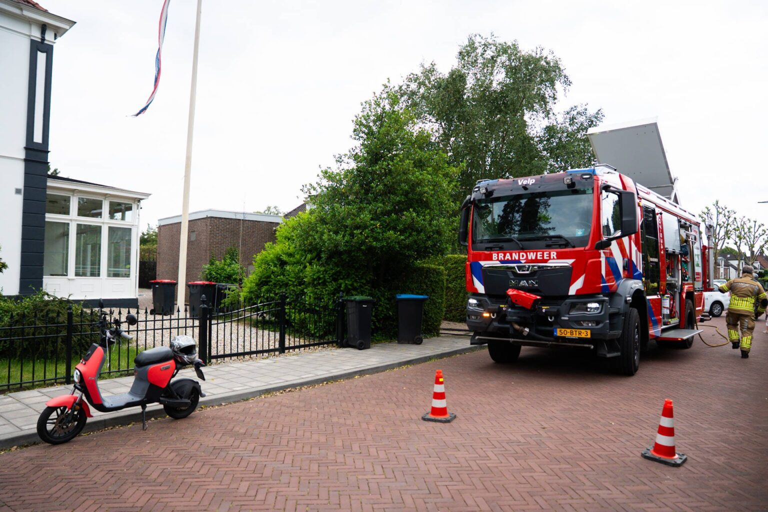 Velp: conifeer vliegt in brand door onkruidbrander