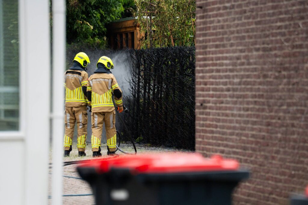 Velp: conifeer vliegt in brand door onkruidbrander